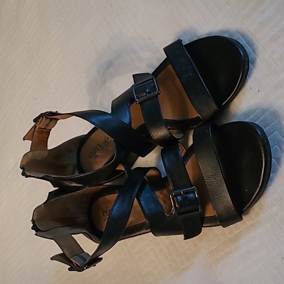 Sofft | Shoes | Sofft Black Leather Riahanna Sandals Zipper Eurosoft ...